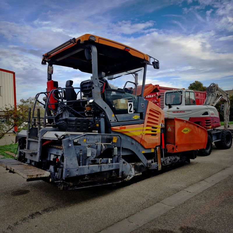 Un finisseur de route avec un moteur Cummins - BH au centre de la ...